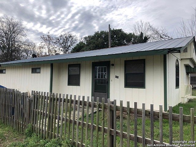 415 10th St, Bandera, TX 78003 | Zillow