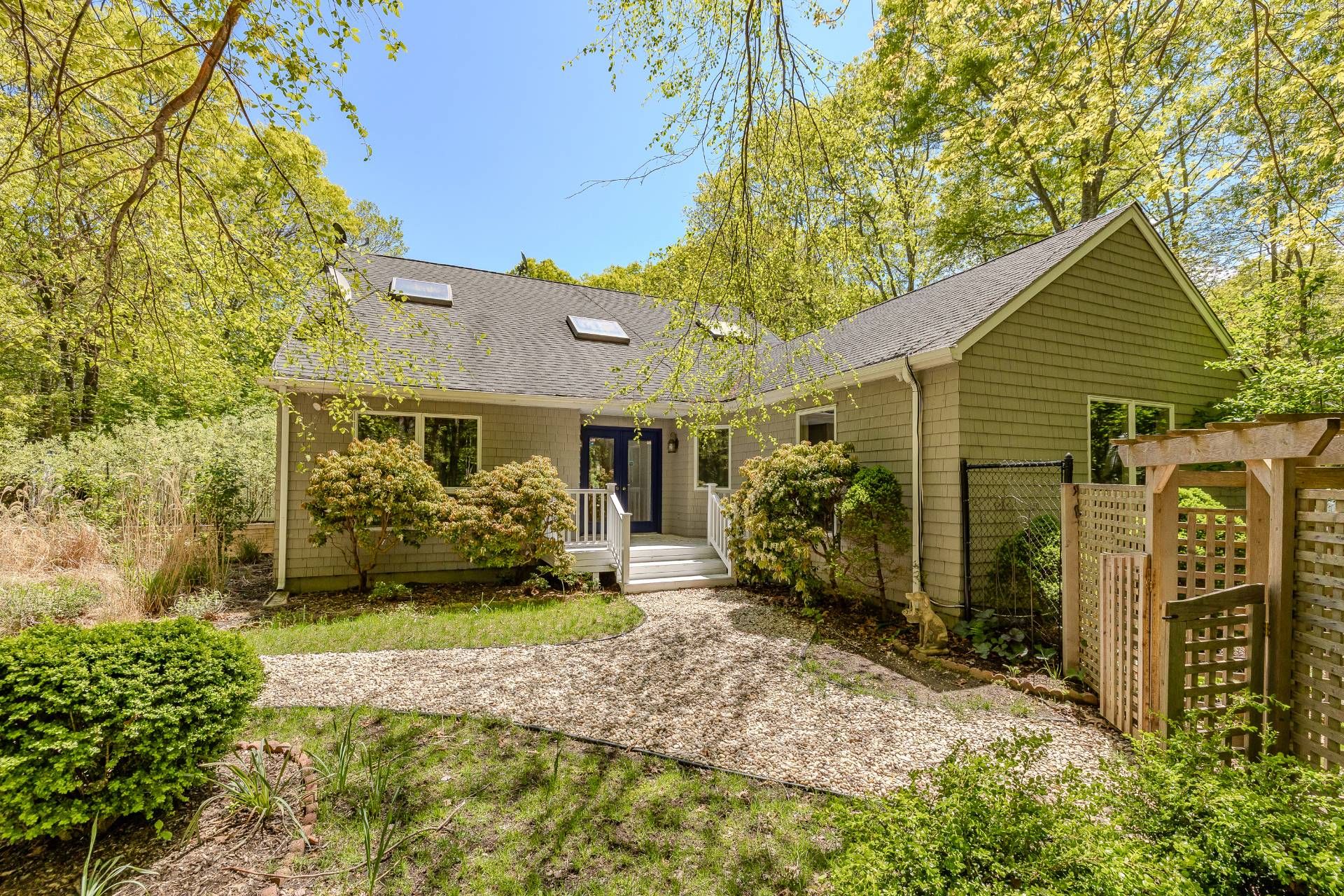 10 Crescent Way, Shelter Island, NY 11964 | Out East