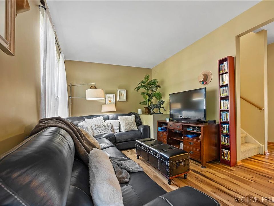 597 Declaration Ln Aurora IL | Zillow