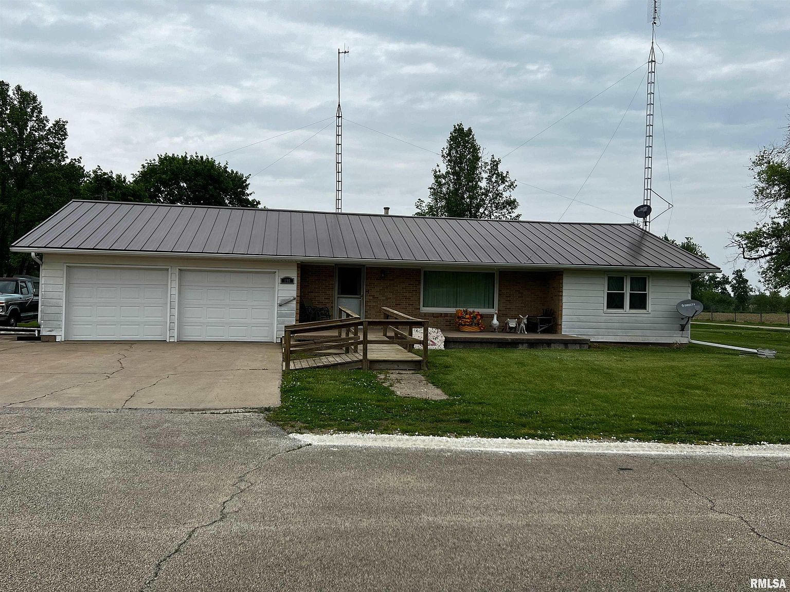 190 E Railroad St, Smithfield, IL 61477 | Zillow