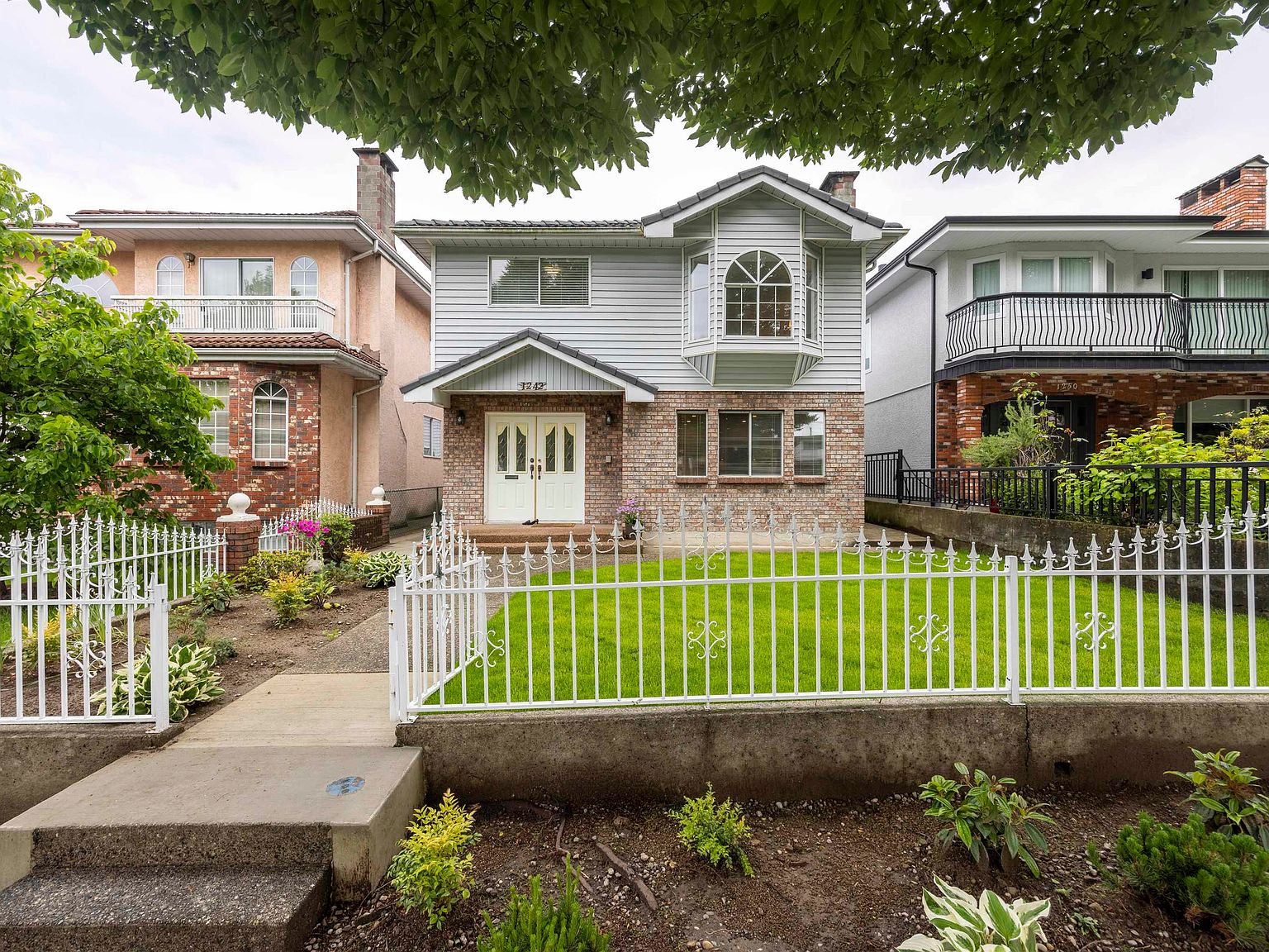 1242 Renfrew St, Vancouver, BC V5K 4B9 | MLS #R3010904 | Zillow