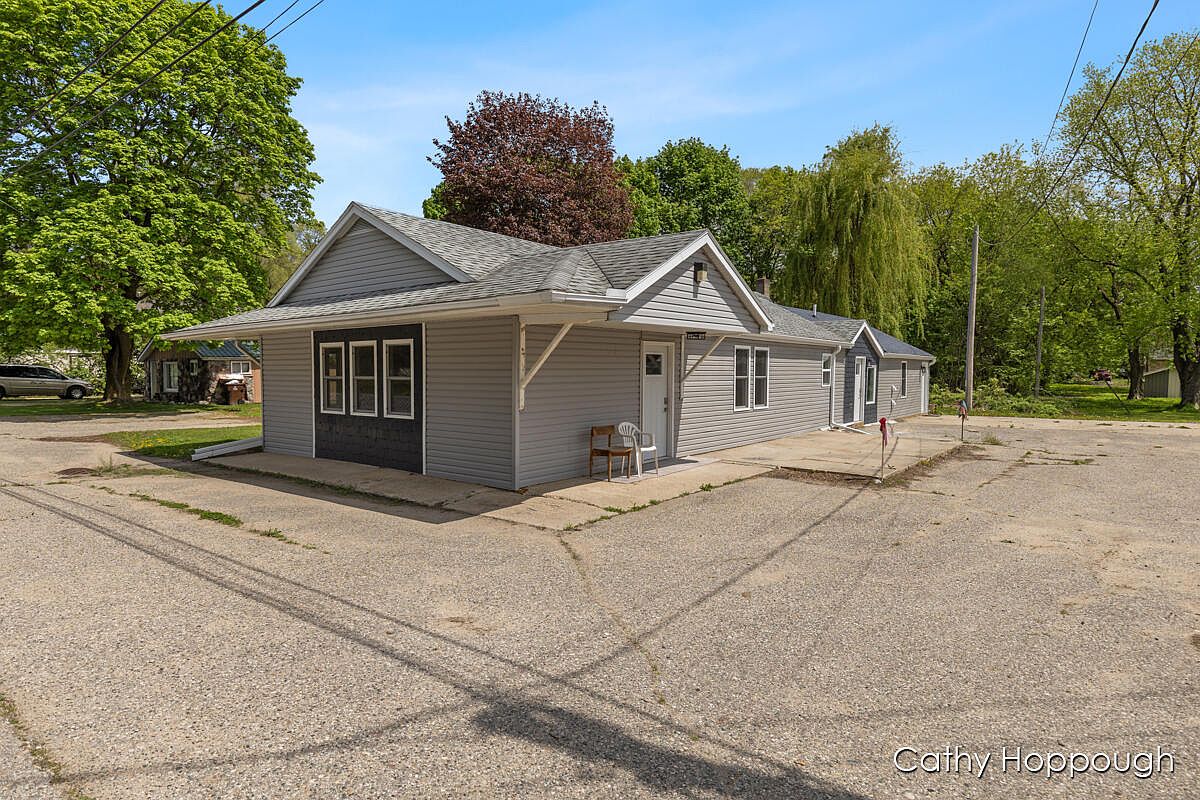 527 S 1st St, Edmore, MI 48829 | Zillow