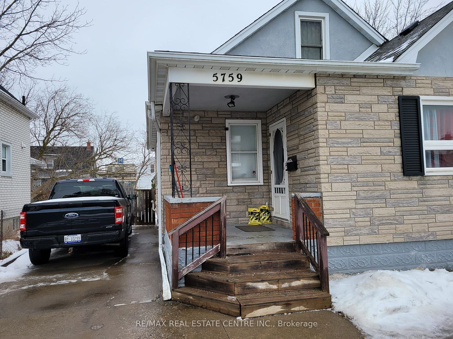 5759 Emery St, Niagara Falls, ON L2G 1L8 | Zillow