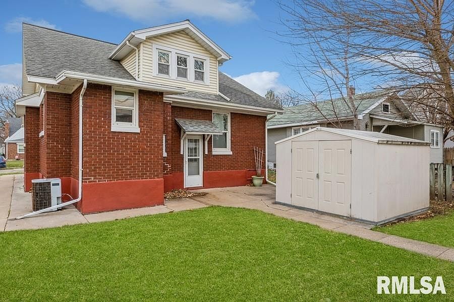 1307 Pershing Blvd, Clinton, IA 52732 | Zillow