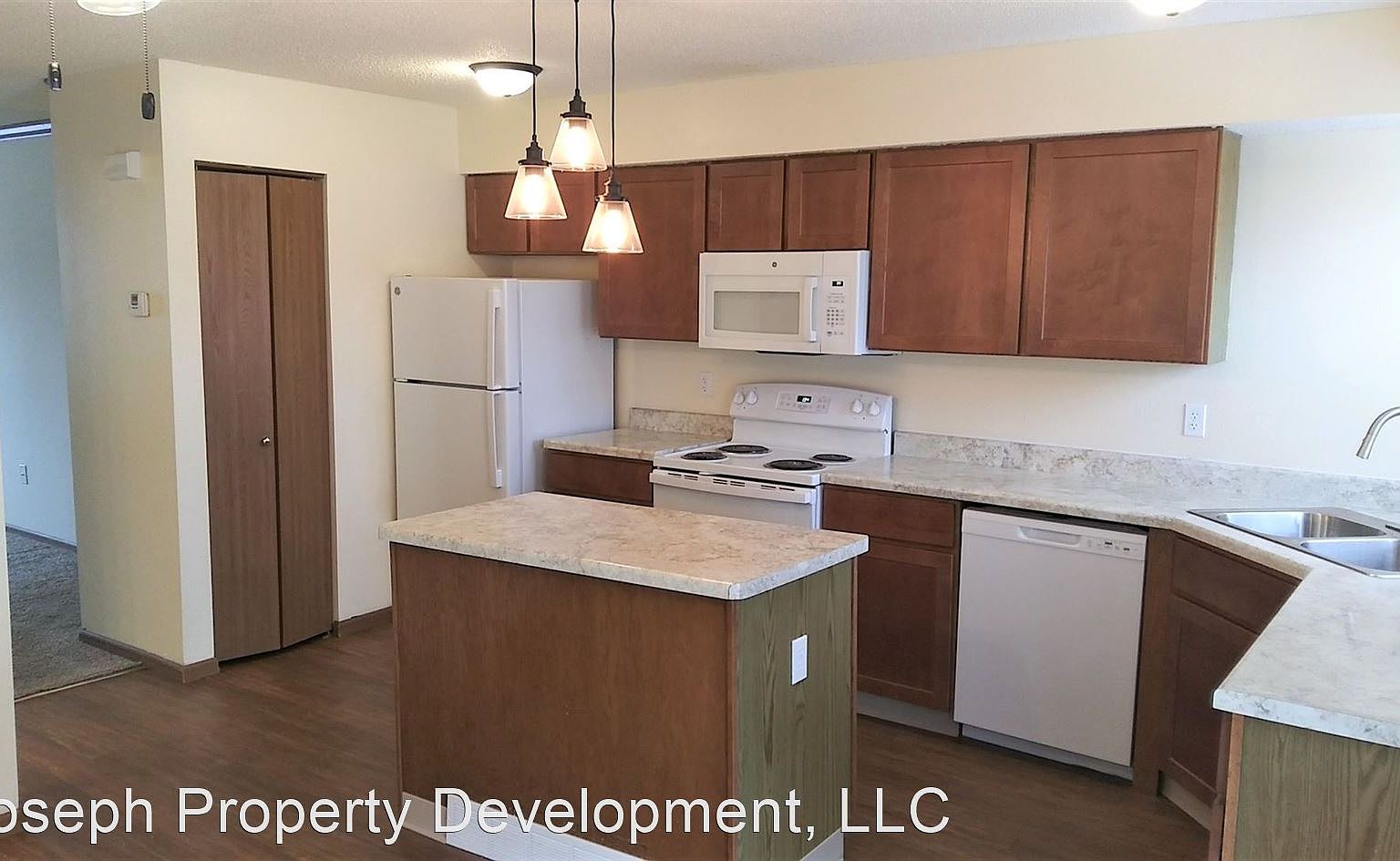 N34W23118 Circle Ridge Rd #109, Pewaukee, WI 53072 | Zillow