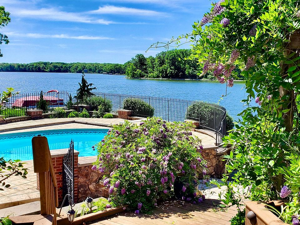 18333 Kickapoo Ln, Hudson, IL 61748 | Zillow