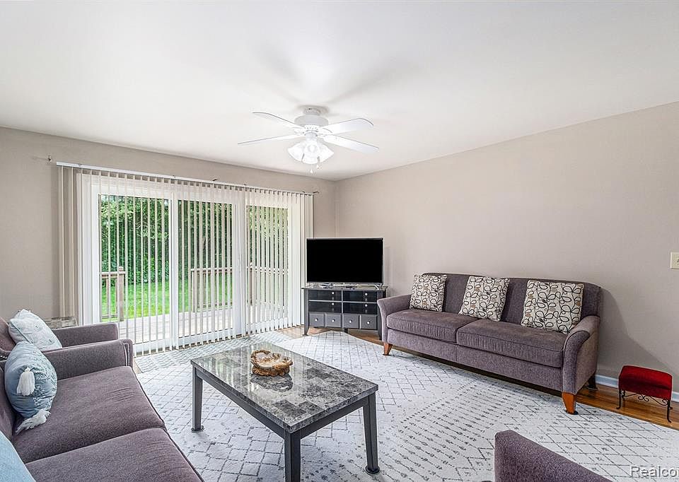 45740 Meadows Cir W Macomb MI | Zillow