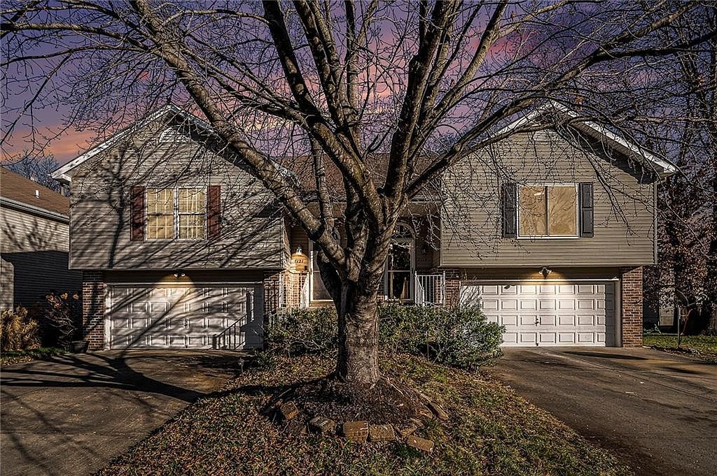 7119 N Robinhood Ln, Kansas City, MO 64151 | Zillow