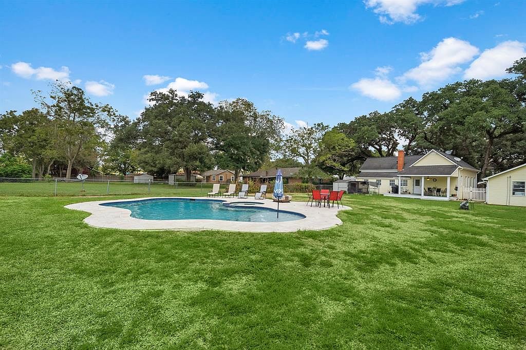 302 Pietzsch St, East Bernard, TX 77435 | MLS #13340428 | Zillow