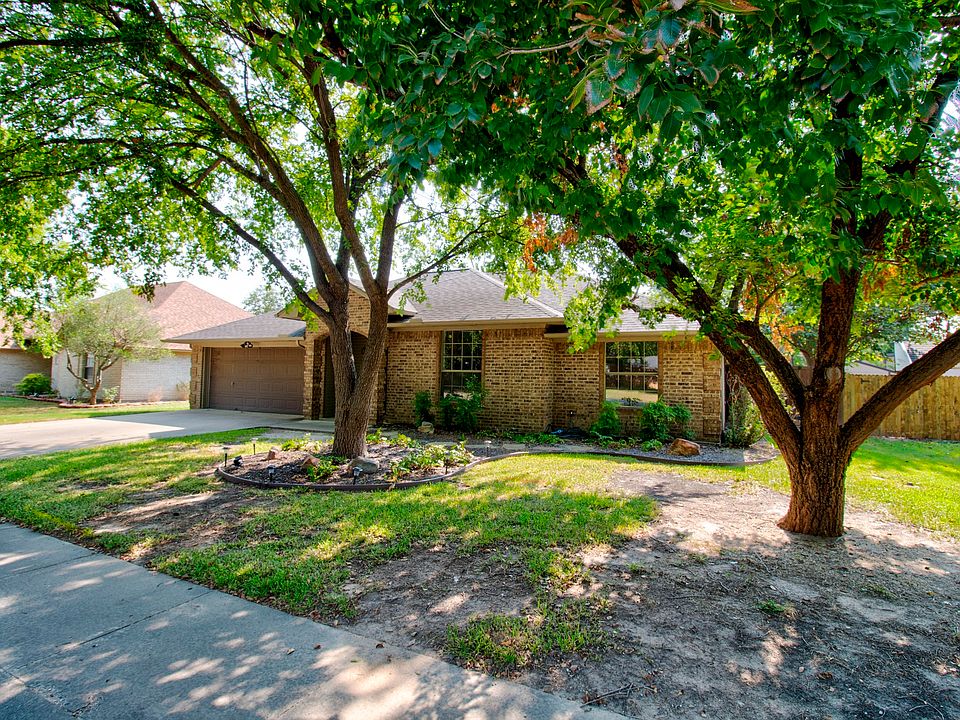 611 S Jefferson St, Pilot Point, TX 76258 | Zillow