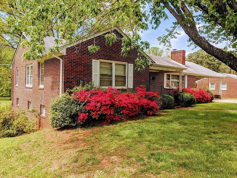 106 Pine Tree Ln, Chase City, VA 23924 | Zillow