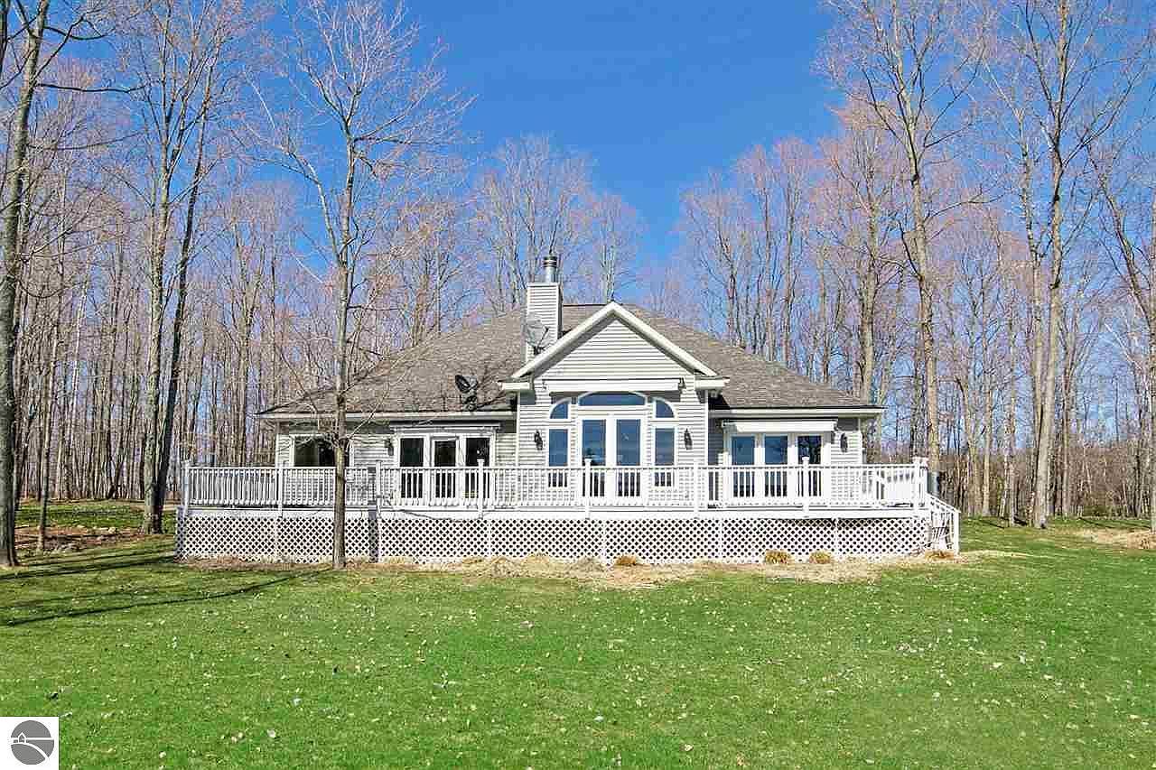 2621 Hidden Valley Ln, Charlevoix, MI 49720 | Zillow