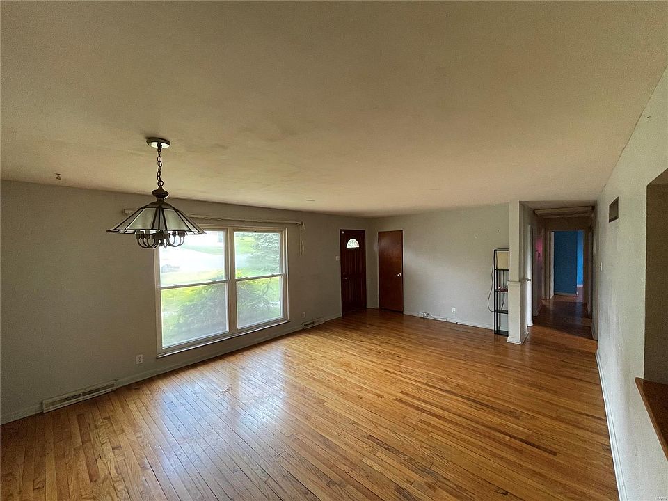 8 Shepley Dr, Saint Louis, MO 63137 | Zillow