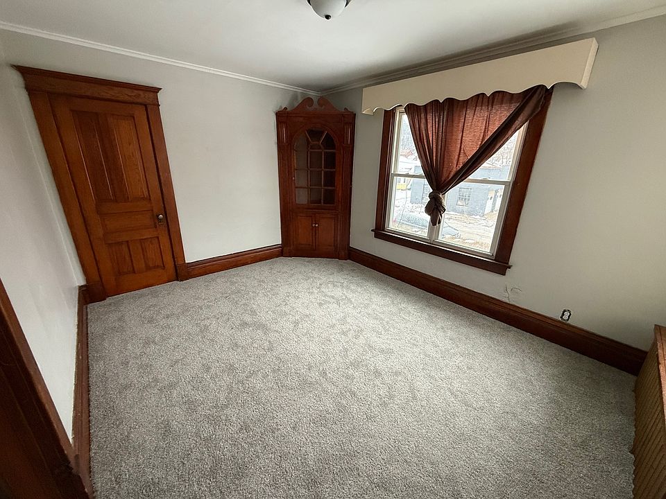 2687 Jackson St Dubuque IA | Zillow