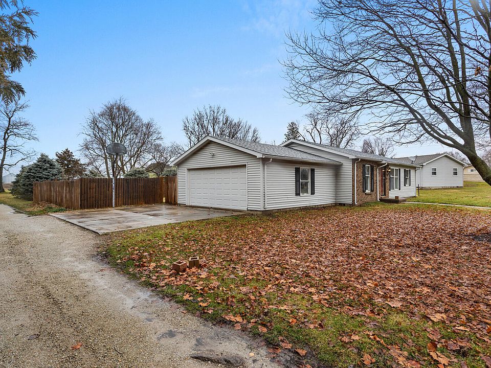 105 E 3rd St, Broadlands, IL 61816 | Zillow