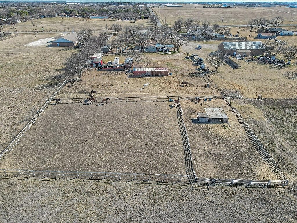 1810 W Kilpatrick St, Cleburne, TX 76033 | Zillow