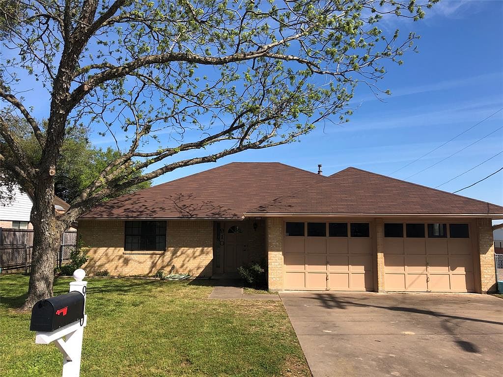 910 W Stone St, Brenham, TX 77833 | Zillow