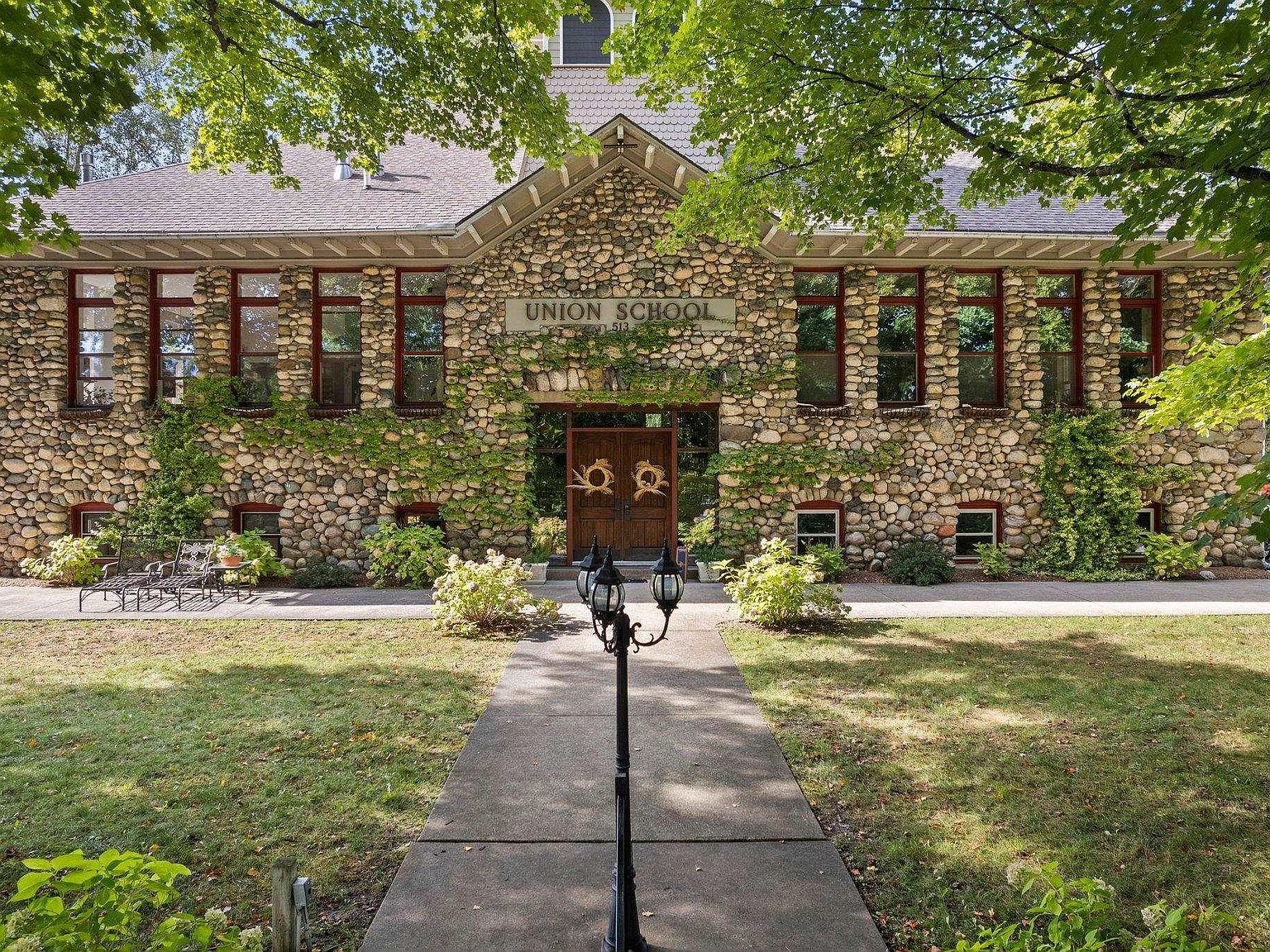 513 N Saint Marys St #1-5, Suttons Bay, MI 49682 | MLS #1916238 | Zillow