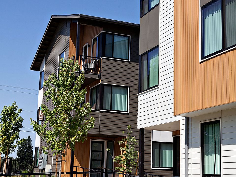 Country Crossroads - 955 W 17th Pl Junction City OR | Zillow