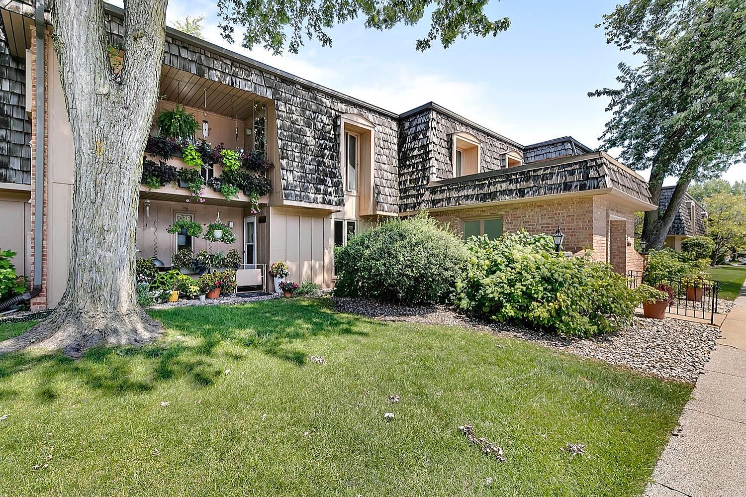 415 Old Stone Rd UNIT D-4, Munster, IN 46321 | MLS #536818 | Zillow