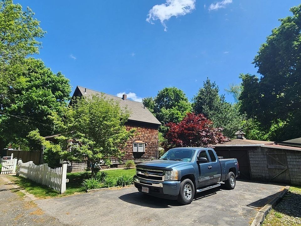 4 Sutton Pl, Worcester, MA 01603 | Zillow