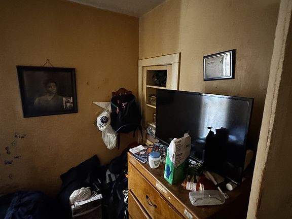 208 S Park Ave, Waukegan, IL 60085 | MLS #12340110 | Zillow