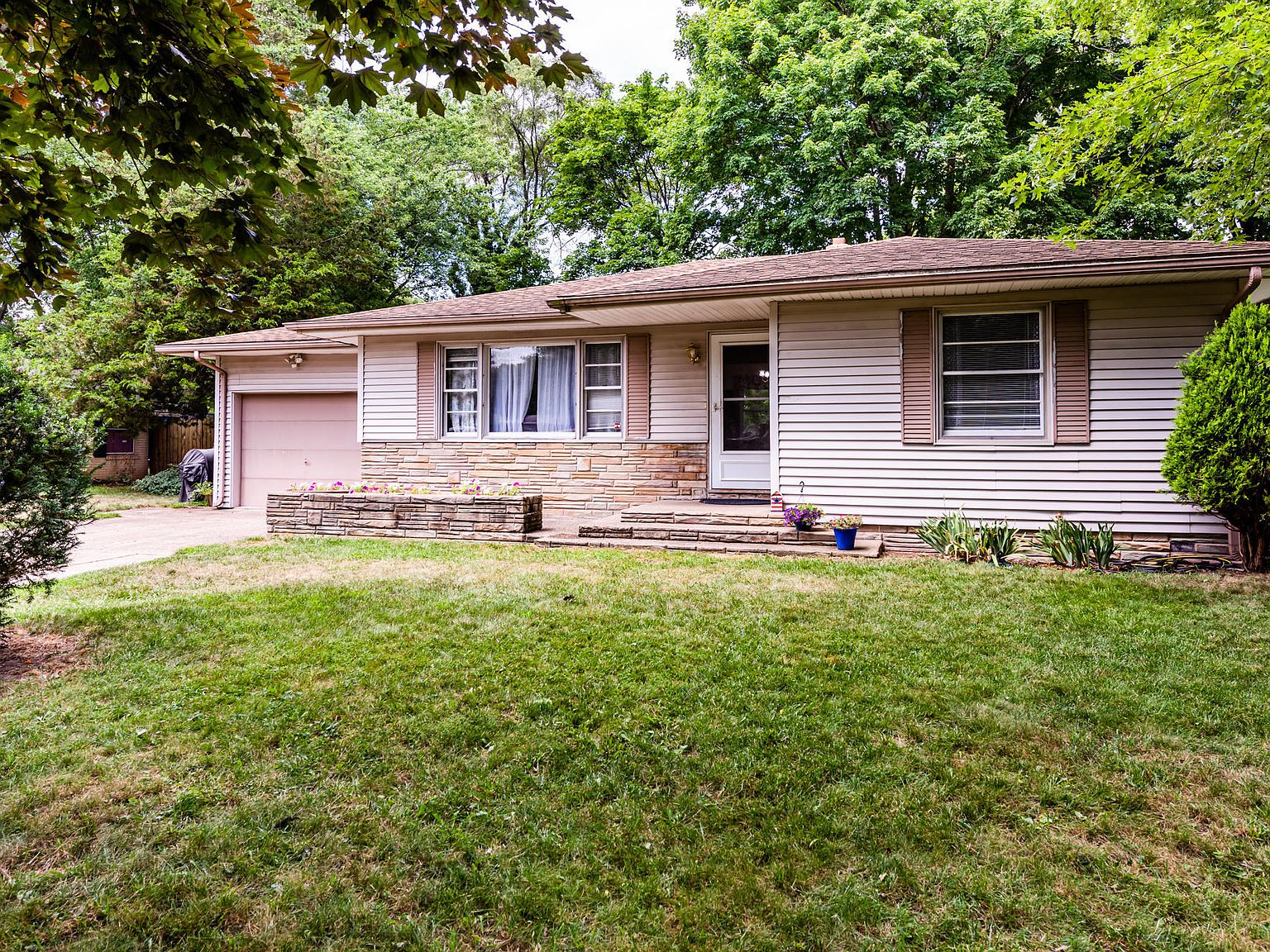 233 Hunter Dr, Benton Harbor, MI 49022 | Zillow
