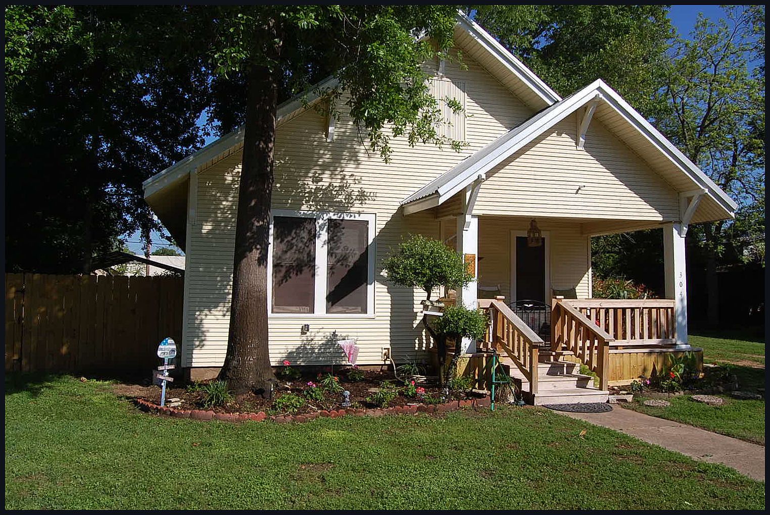 304 Turney St, Smithville, TX 78957 | Zillow