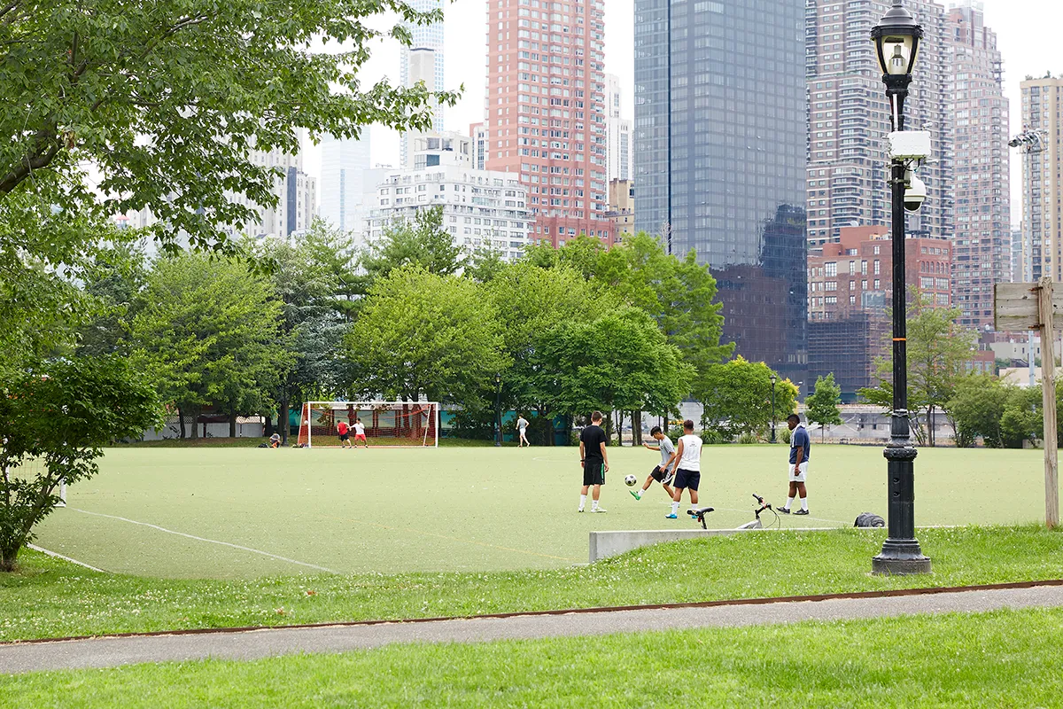 Manhattan Park at 10 River Road in Roosevelt Island : Sales, Rentals ...