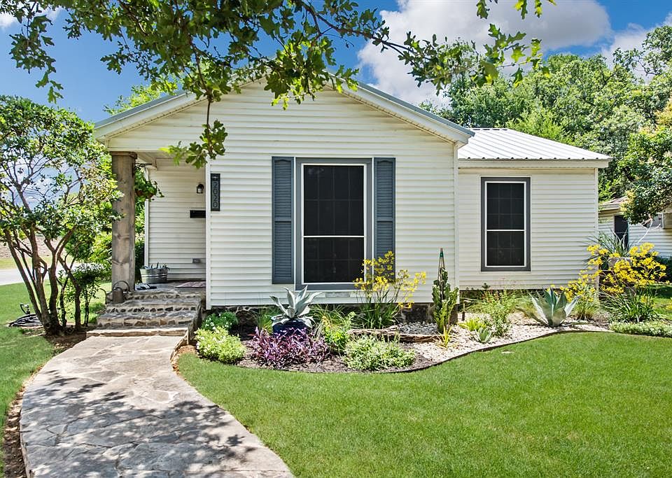 2020 Watauga Ct W Fort Worth Tx 76111 Zillow