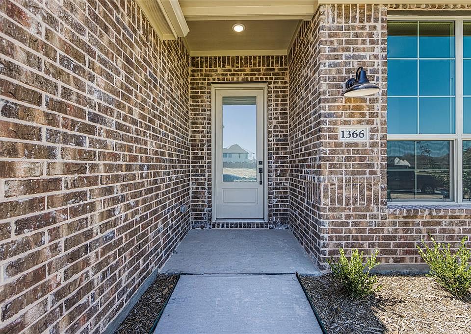 1366 Silverthorn Trl, Justin, TX 76247 | MLS #20280672 | Zillow