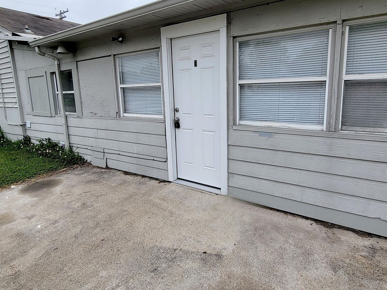 202 1/2 N Logan St, Texas City, TX 77590 | Zillow