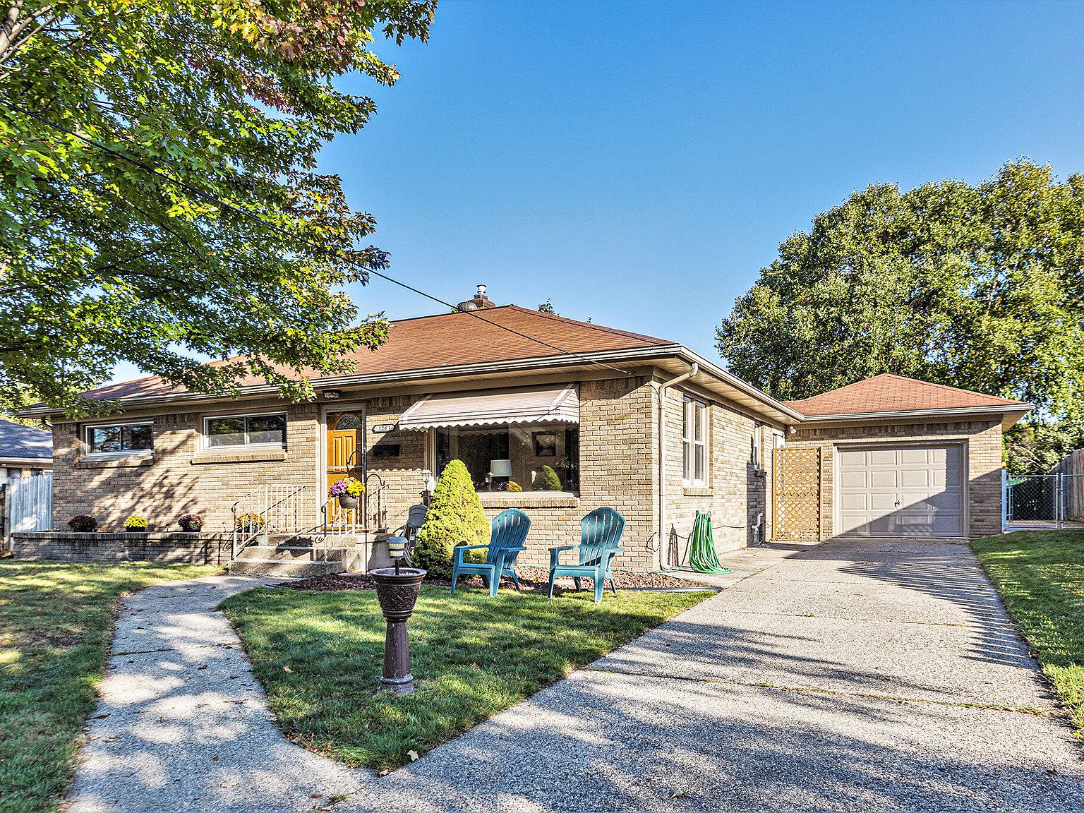 1261 Den Hertog St SW, Wyoming, MI 49509 | Zillow