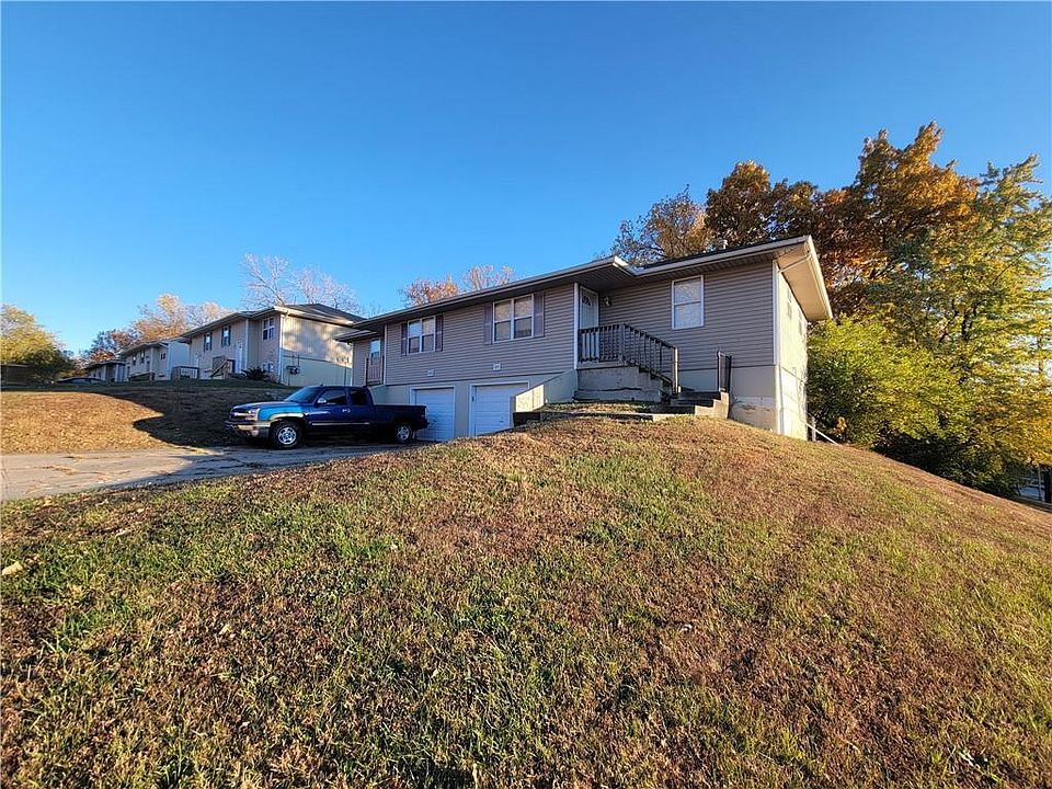 325-327 NW 62nd Ter, Kansas City, MO 64151 | MLS #2587413 | Zillow