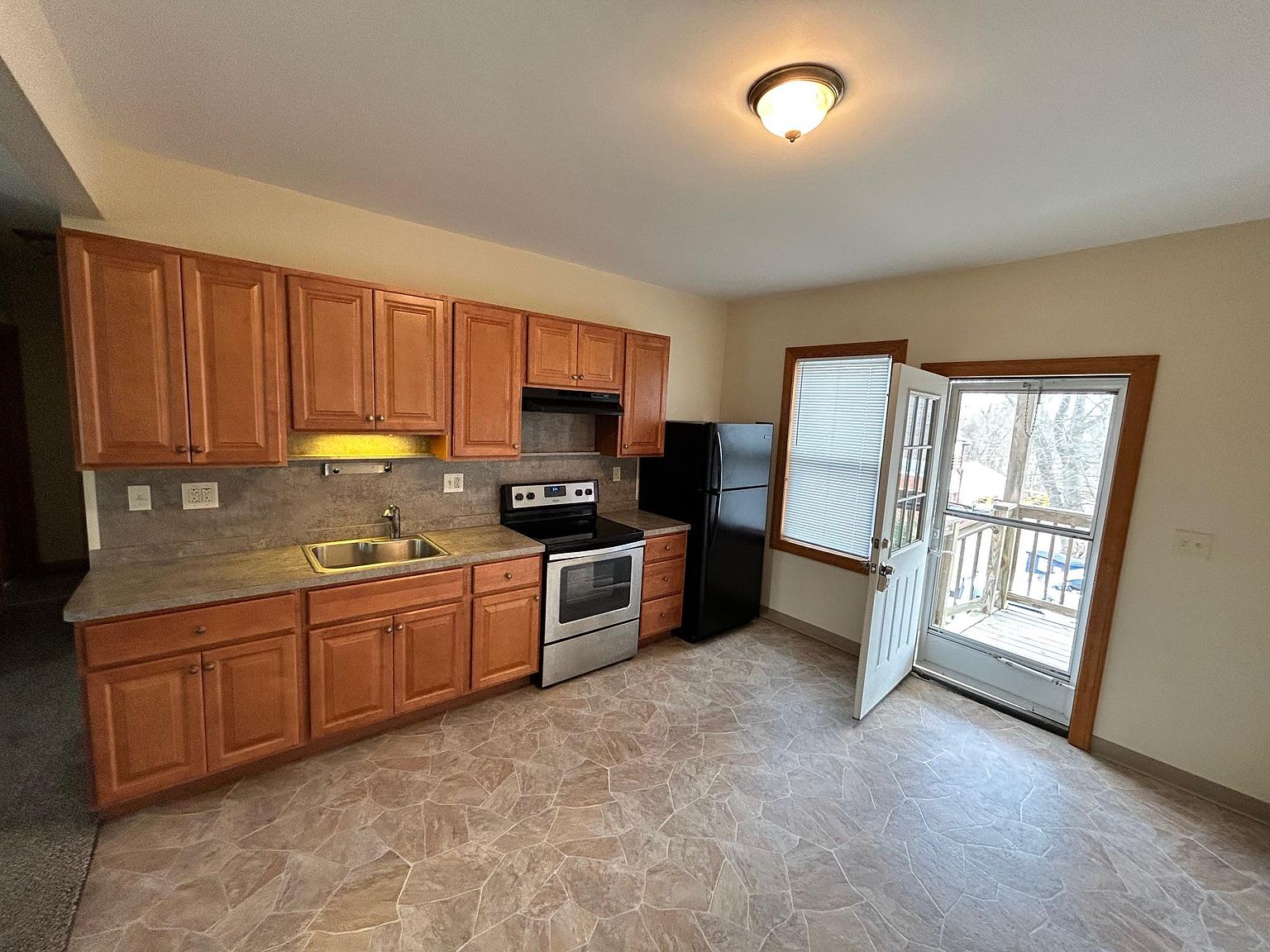 144 Slater Ave #2, Jewett City, CT 06351 | Zillow