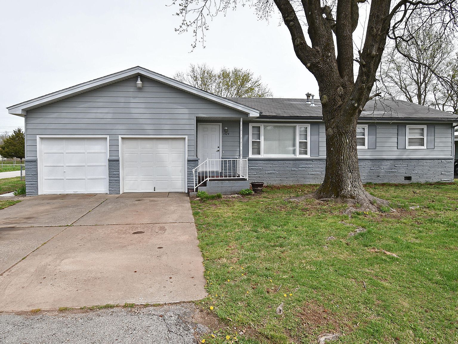 1424 North Fender Avenue, Springfield, MO 65803 | Zillow