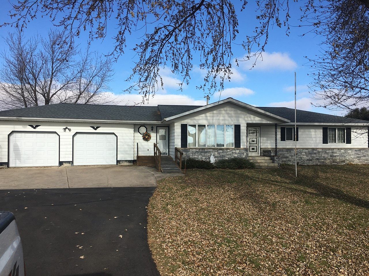 607 W Main St, Stacyville, IA 50476 | Zillow