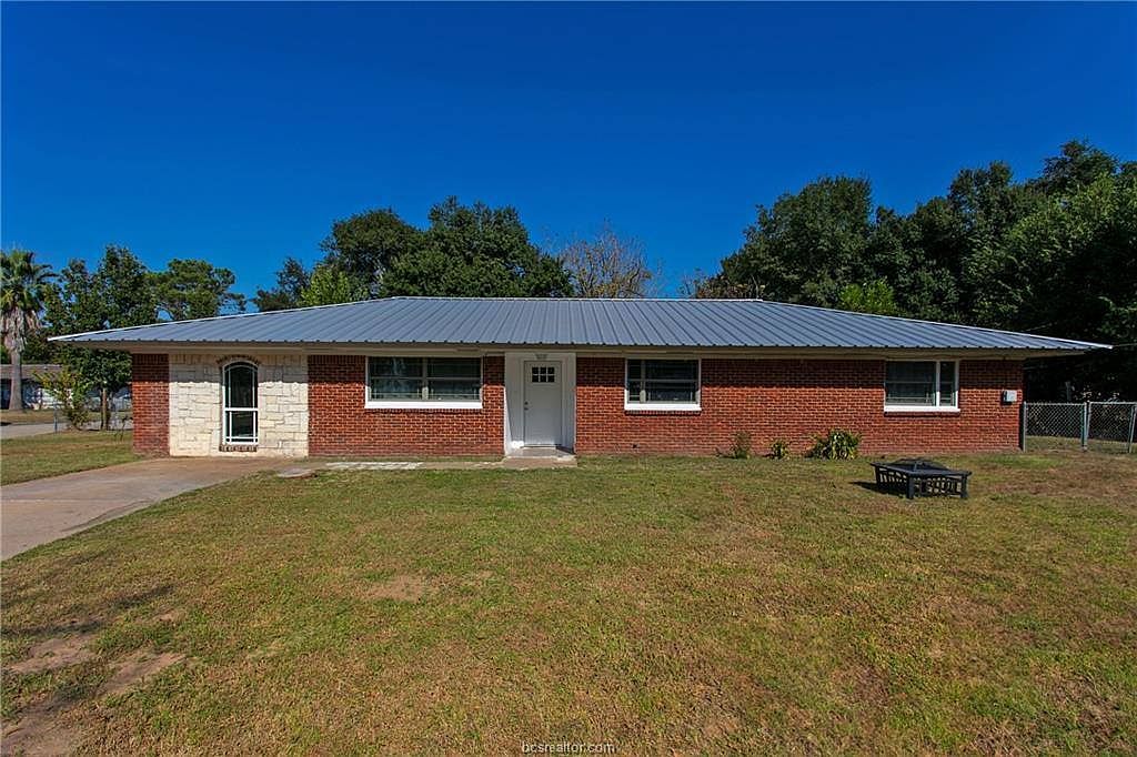 301 E Hall St, Hearne, TX 77859 | Zillow