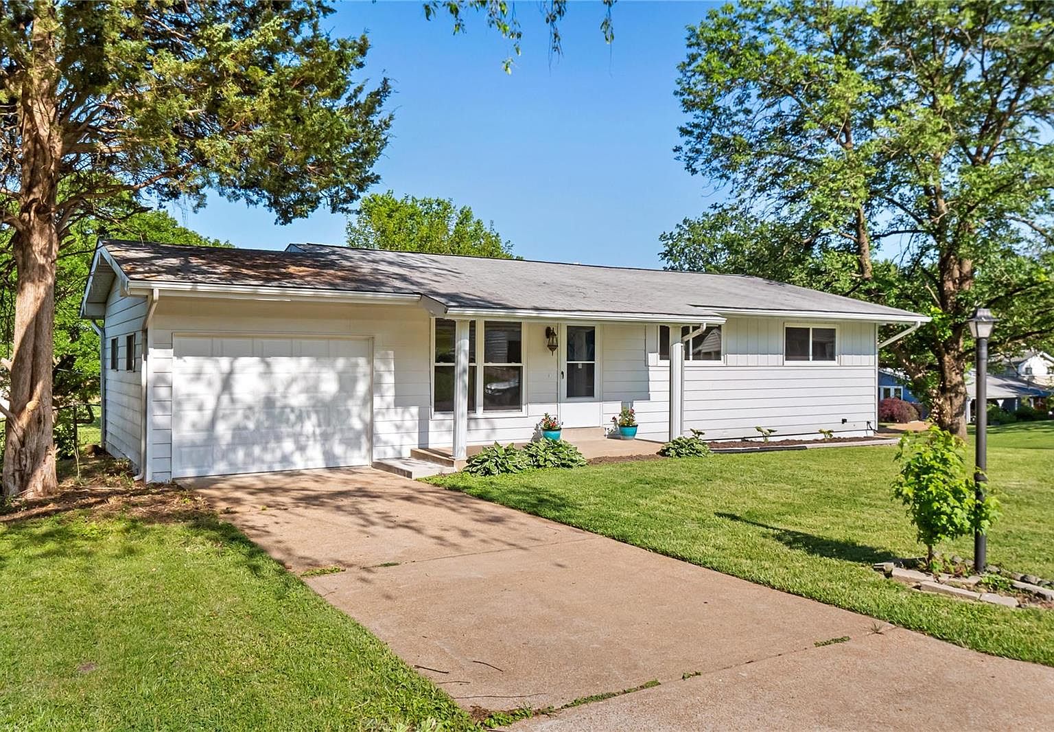 10038 Stratton Dr, Saint Louis, MO 63126 | Zillow