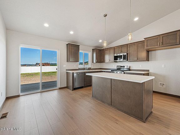 925 Washington Ave, Smelterville, ID 83868 | MLS #25-8006 | Zillow