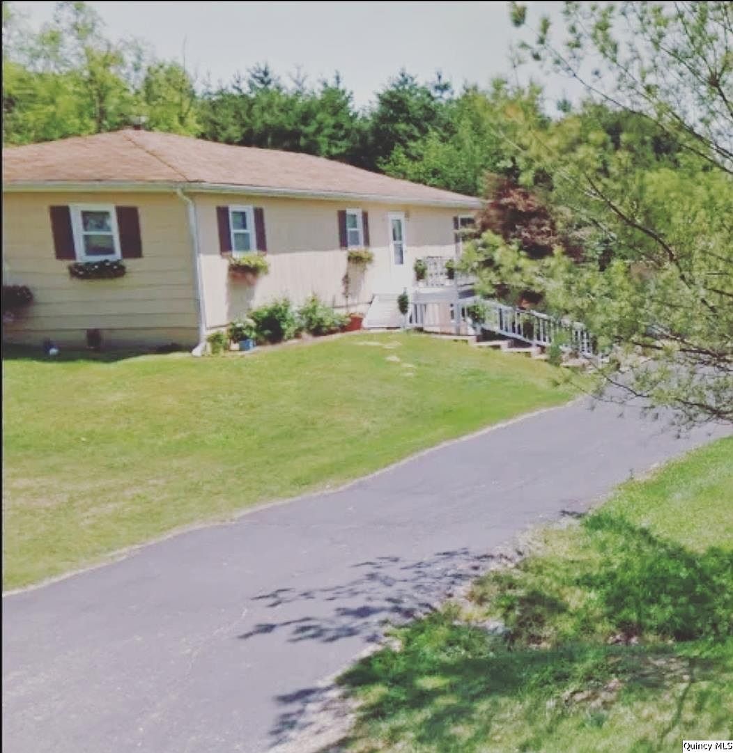 530 W Washington St, Mendon, IL 62351 | Zillow