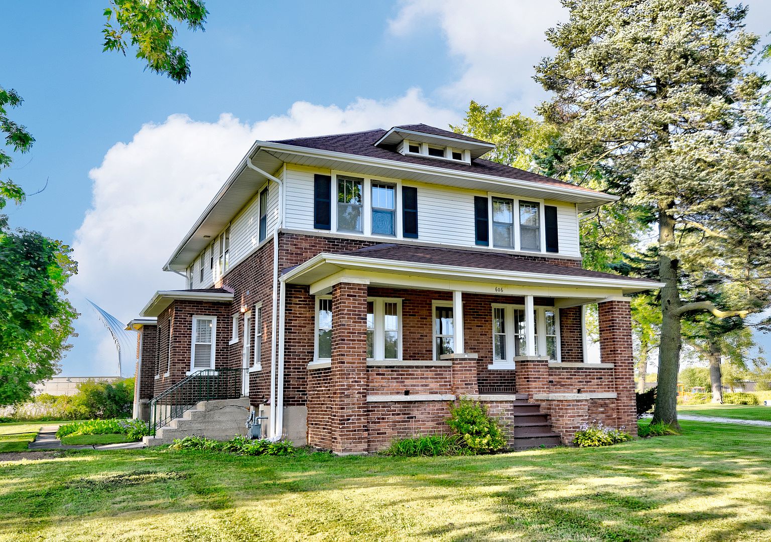 606 Center St, Grayslake, IL 60030 | Zillow
