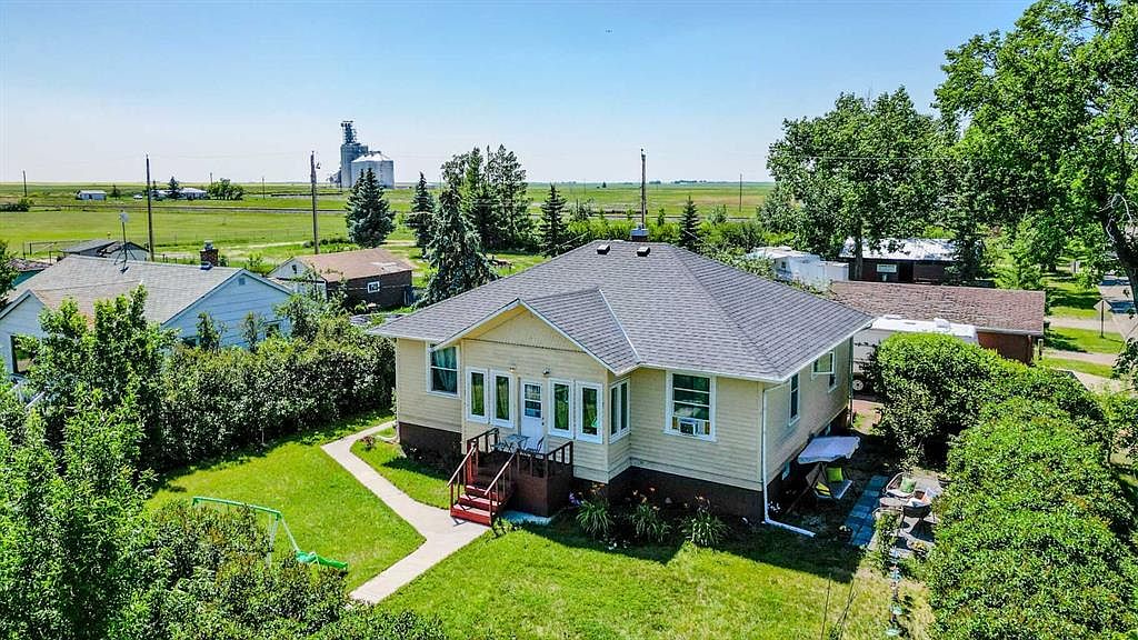 118 E Grand Ave, Carmangay, AB T0L 0N0 | MLS #A2237476 | Zillow