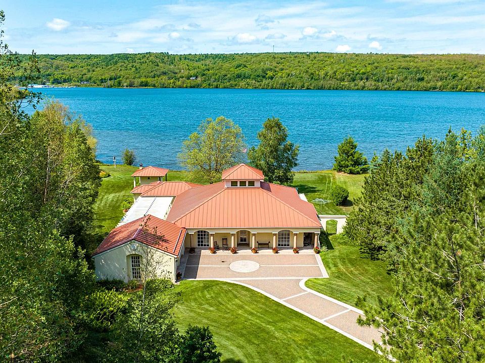 5000 Portage Cv, Houghton, MI 49931 | MLS #50116134 | Zillow