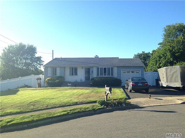 5 Rhodes Ct, Selden, NY 11784 | Zillow