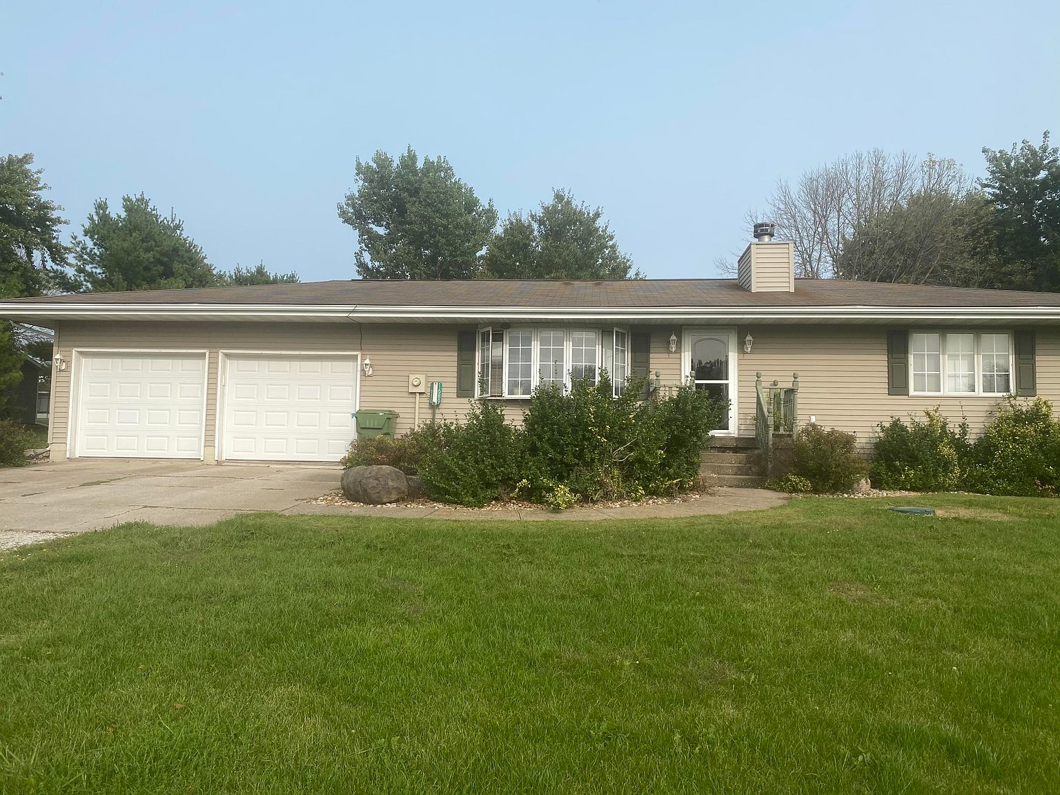 1689 Sweetland Acres Ln, Muscatine, IA 52761 | Zillow
