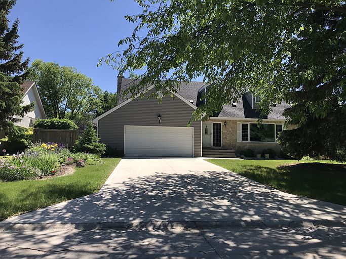 2 Stanford Bay, Winnipeg, MB R3P 0T4 | Zillow
