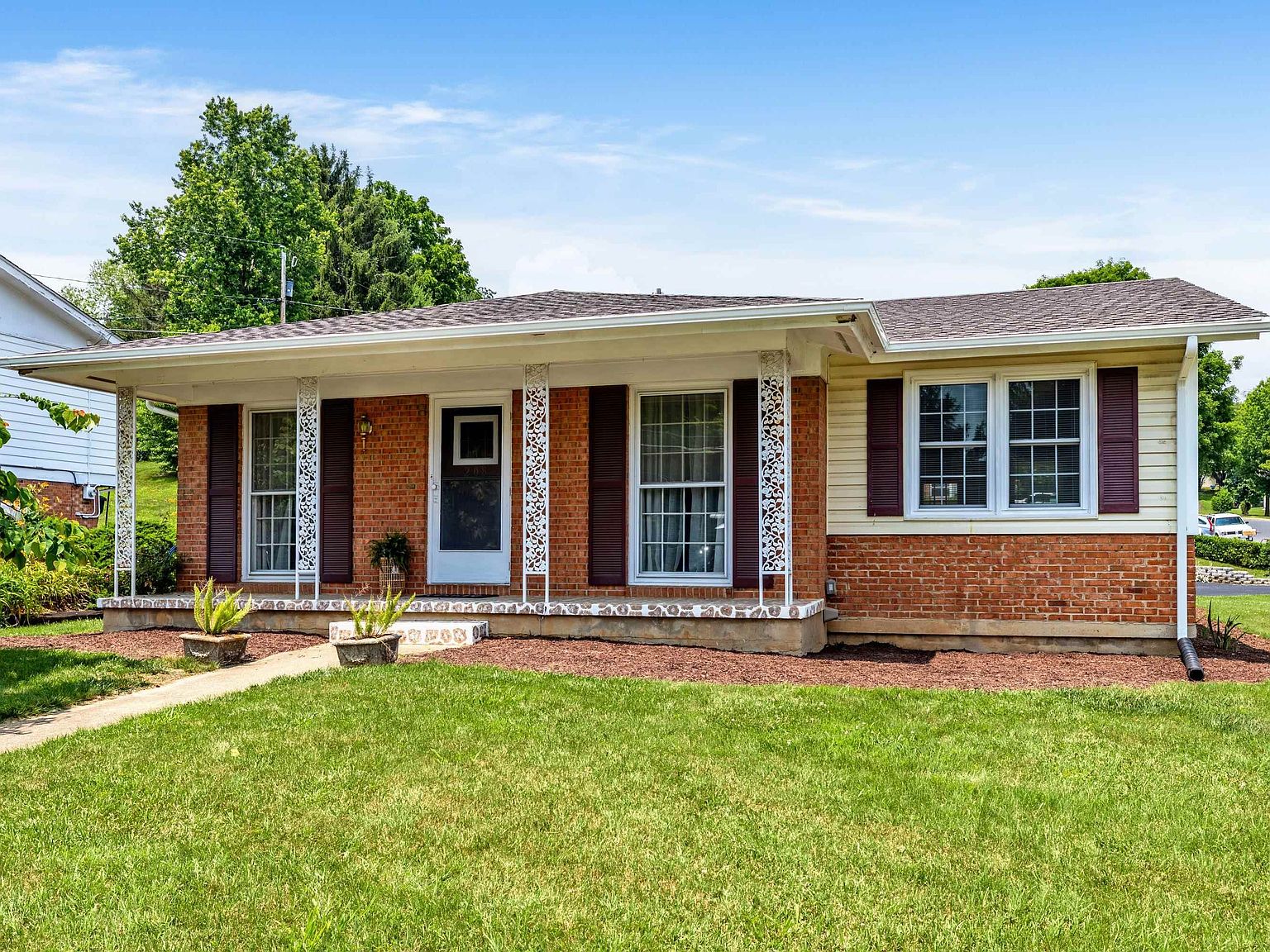 208 Thomas St, Staunton, VA 24401 | Zillow