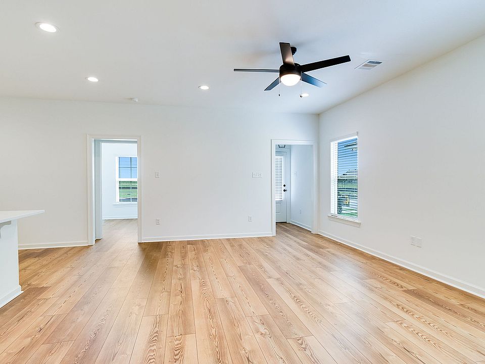 Cottages at Morganfield - Rental Homes - 3089 James Ct Lake Charles LA ...
