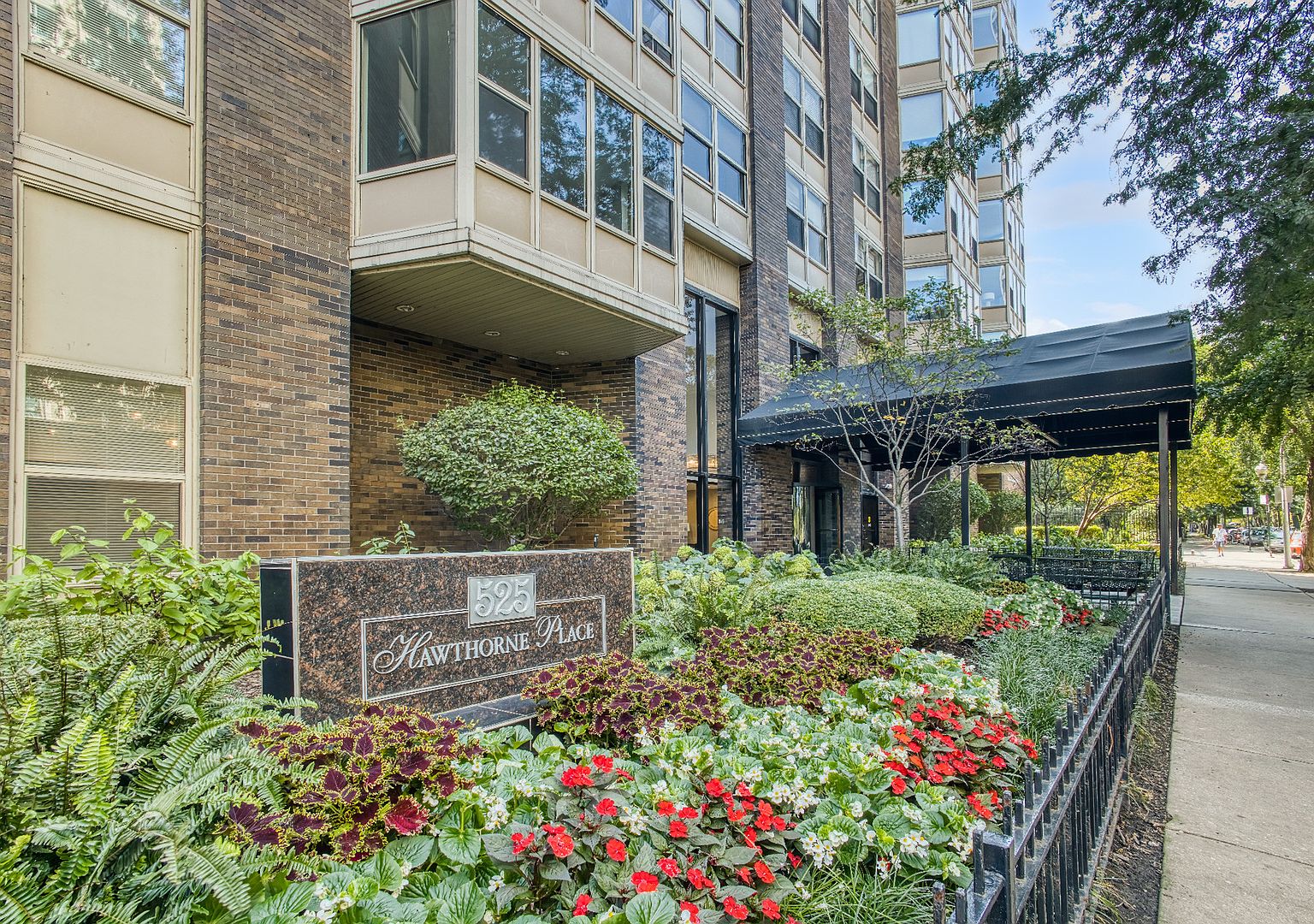 525 W Hawthorne Pl APT 407, Chicago, IL 60657 | Zillow